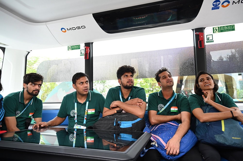 引大运会多国运动员围观，蘑菇车联自动驾驶闪耀世界舞台-华夏晚报